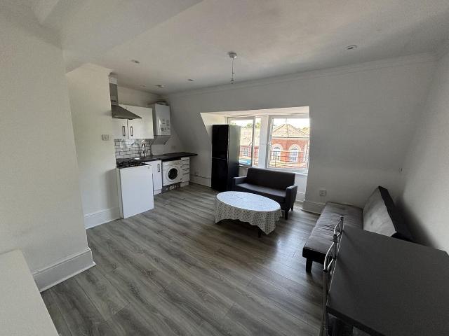 Portland Road, South Norwood SE25, 1 bed flat to rent, £1,350 pcm | PrimeLocation