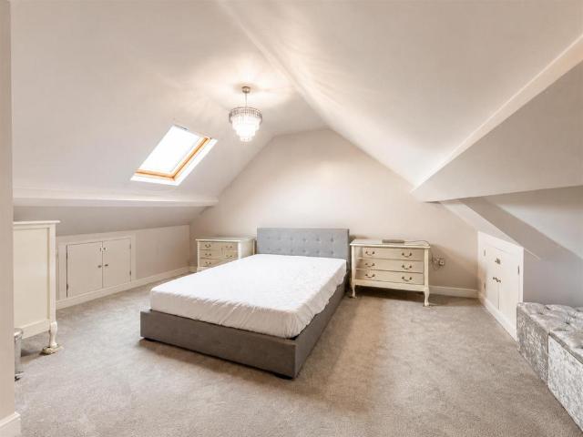Portland Road, Southall UB2 3 bed flat to rent £2,490 pcm £575 pw