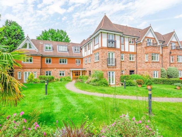 Portmore Park Road, Weybridge, KT13 2 bed flat to rent £1,895 pcm £437 pw