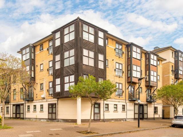 Portsmouth Mews, London E16 2 bed flat to rent £2,000 pcm £462 pw