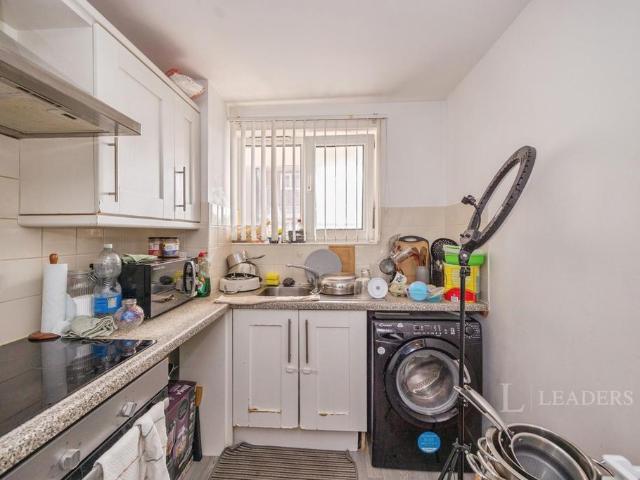 Portsmouth, PO1 2 bed flat to rent £1,050 pcm £242 pw