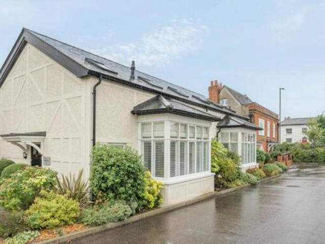 Portsmouth Road, Cobham, 2 Bedroom Semi detached