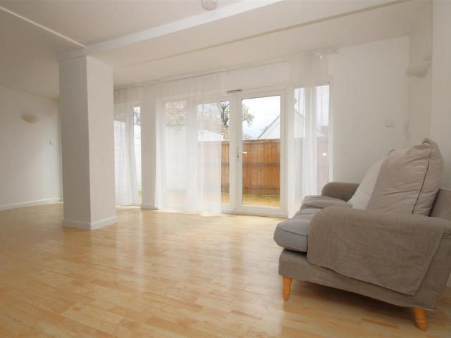Portsmouth Road, Godalming 4 bed house to rent £2,400 pcm £554 pw