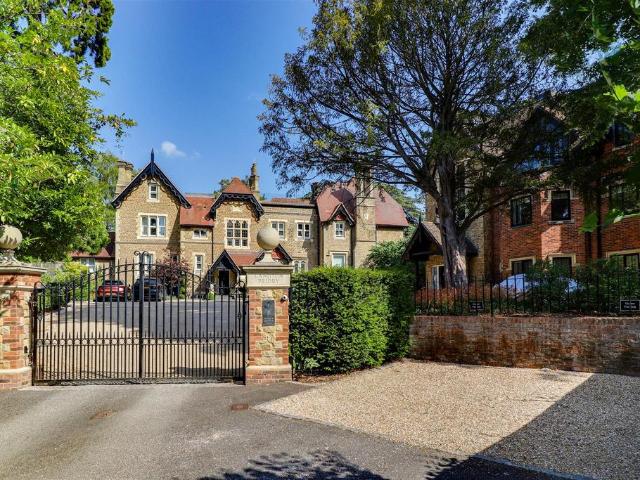 Portsmouth Road, Guildford GU2 2 bed apartment to rent £2,250 pcm £519 pw