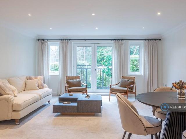 Portsmouth Road, Esher, KT10 2 bed flat to rent £2,595 pcm £599 pw