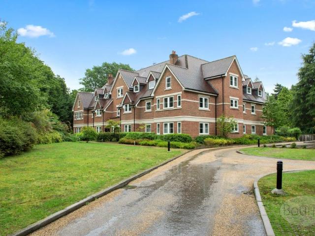 Portsmouth Road, Esher, Surrey, KT10 3 bed apartment to rent £3,250 pcm £750 pw
