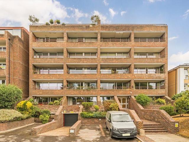 Portsmouth Road, Kingston Upon Thames. 2 bed flat to rent £2,395 pcm £553 pw
