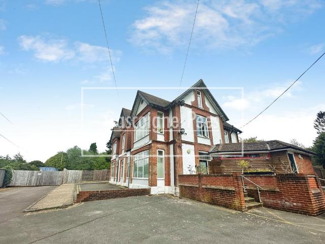 Portsmouth Road, Hindhead, GU26 2 bed apartment to rent £1,150 pcm £265 pw