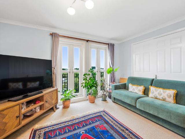 Portsmouth Road, Surbiton KT6 2 bed apartment to rent £2,100 pcm £485 pw