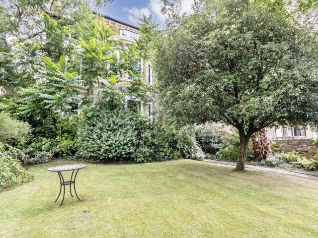 Portsmouth Road, Surbiton KT6 2 bed flat to rent £3,000 pcm £692 pw