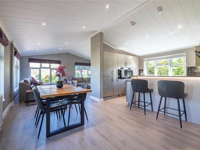 Portsmouth Road, Thursley, Godalming. 2 bed detached house to rent £1,900 pcm £438 pw