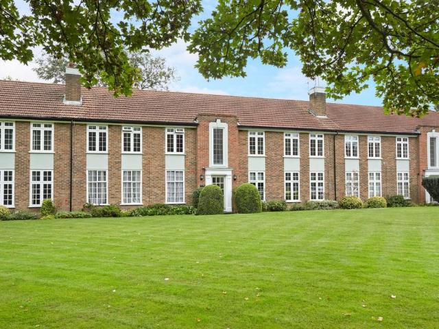 Portsmouth Road, Thames Ditton KT7 2 bed apartment to rent £1,650 pcm £381 pw