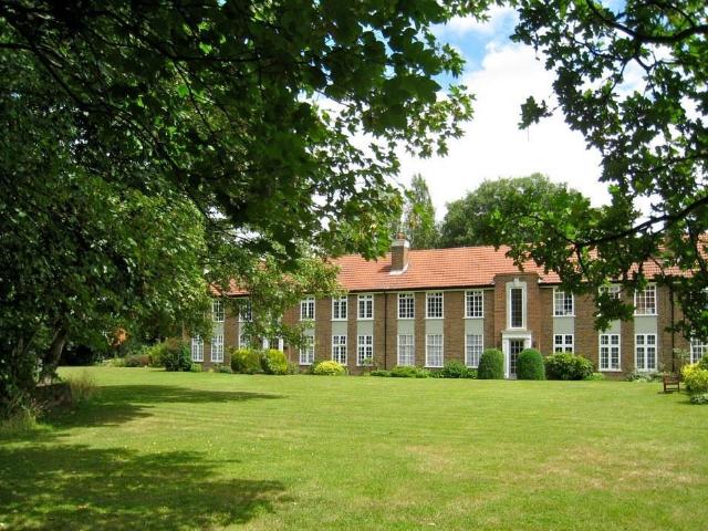 Portsmouth Road, Thames Ditton KT7 2 bed flat to rent £1,695 pcm £391 pw