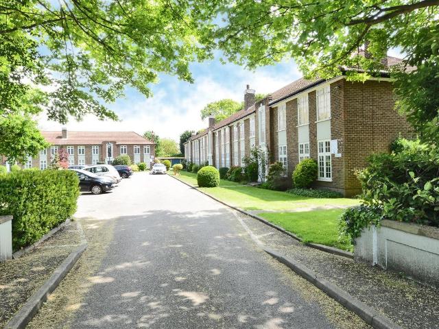 Portsmouth Road, Thames Ditton KT7, 2 bed flat to rent, £1,695 pcm | PrimeLocation