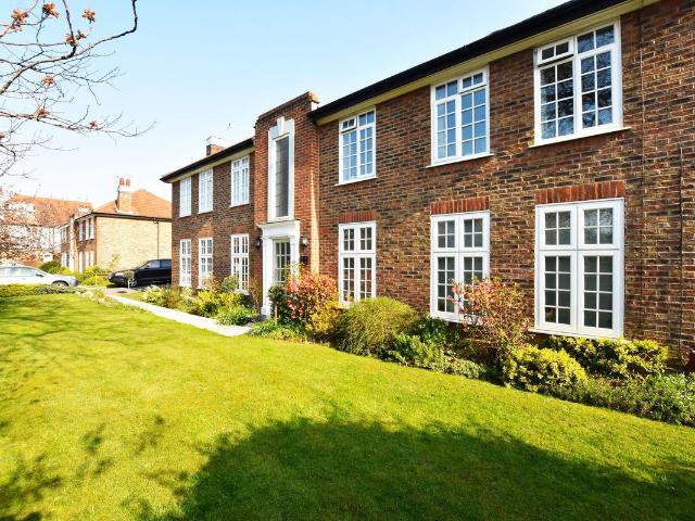Portsmouth Road, Thames Ditton KT7, 2 bed flat to rent, £1,750 pcm | PrimeLocation