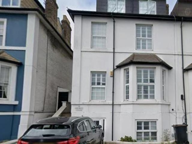 Portsmouth Road, Thames Ditton KT7, London