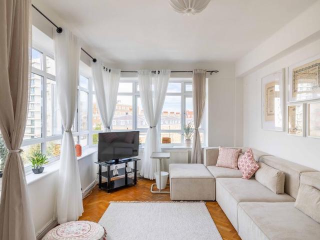 Portsea Hall, Portsea Place. 1 bed flat to rent £3,000 pcm £692 pw