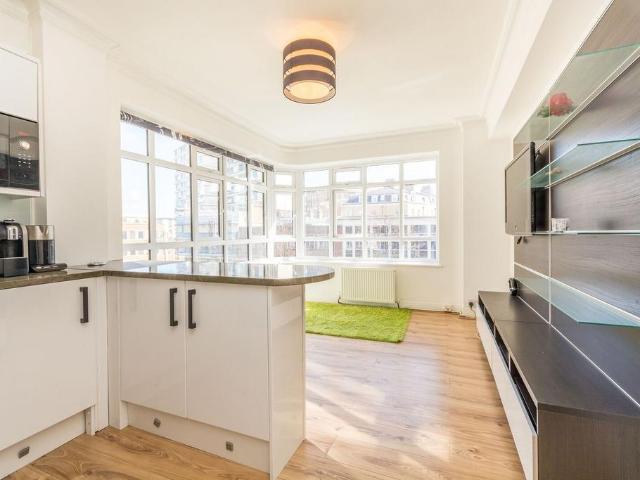 Portsea Place, Hyde Park Estate. 1 bed flat to rent £2,925 pcm £675 pw