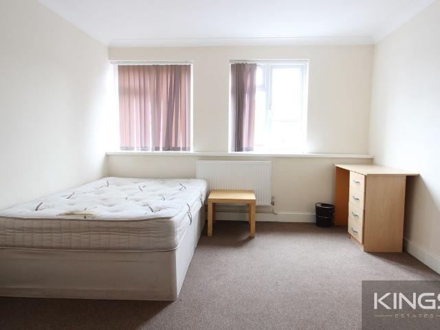 Portswood Road, Southampton SO17, 6 bed flat to rent, £3,000 pcm | PrimeLocation
