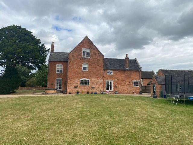 Portway Lane, Tamworth, B79 5 bed farm house to rent £3,250 pcm £750 pw