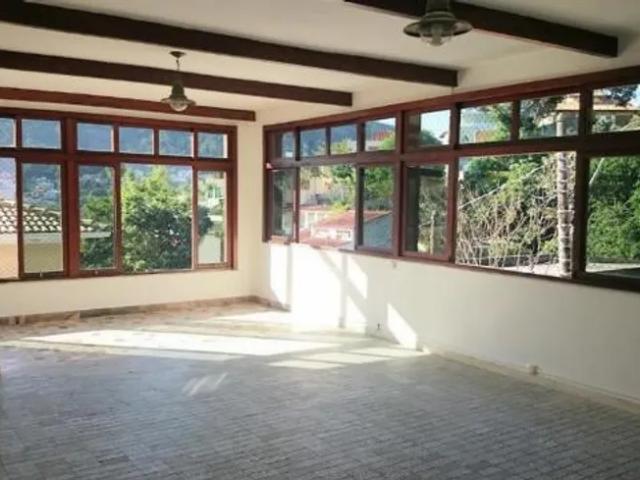 Portunidade Única em São Francisco! Casa em Rua Fechada!