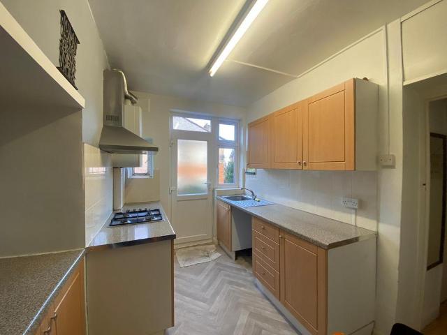 Porch Way, London, N20 2 bed flat to rent £1,750 pcm £404 pw