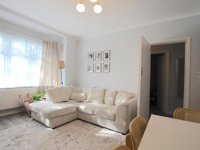 Porch Way, London N20 2 bed ground floor maisonette to rent £1,700 pcm £392 pw
