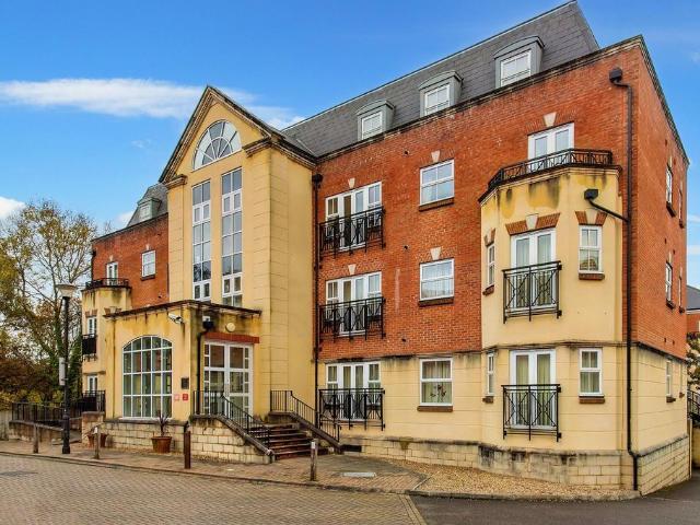 Post Office Lane, Beaconsfield, HP9 1 bed apartment to rent £1,425 pcm £329 pw