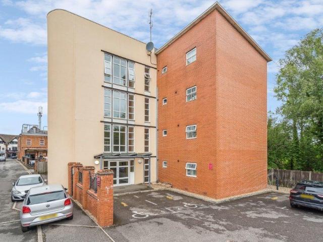 Post Office Lane, Beaconsfield, HP9 2 bed apartment to rent £1,750 pcm £404 pw