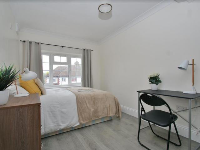 Posh and bright double bedroom in Ealing Has a Room
