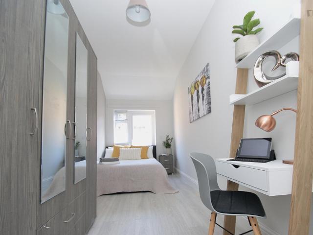 Posh double bedroom in a 7 bedroom house, in Ealing Has a Room
