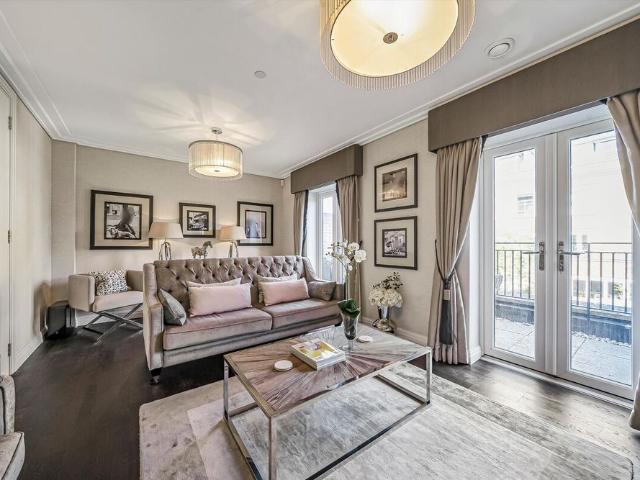 Positioned within the highly regarded Brewery Gate development, this exceptional contemporary townhouse offers stylish, well balanced living across multiple floors in the heart of Twickenham