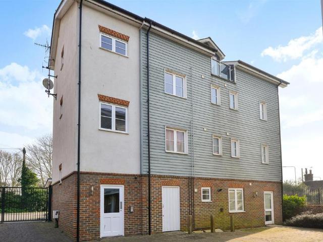 Pottery Court, Ferry Road, Rye, East. 2 bed apartment to rent £1,195 pcm £276 pw