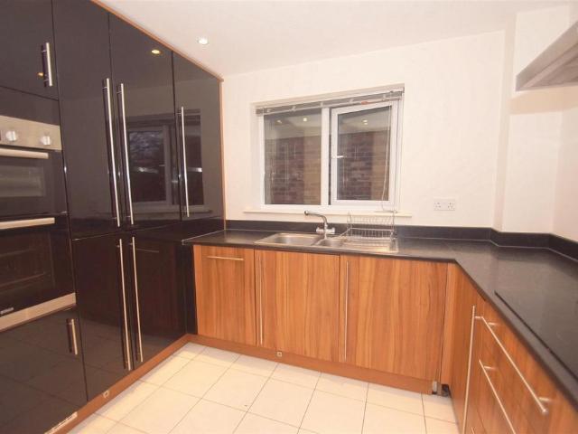 Potternewton Mount, Leeds 2 bed flat to rent £1,000 pcm £231 pw