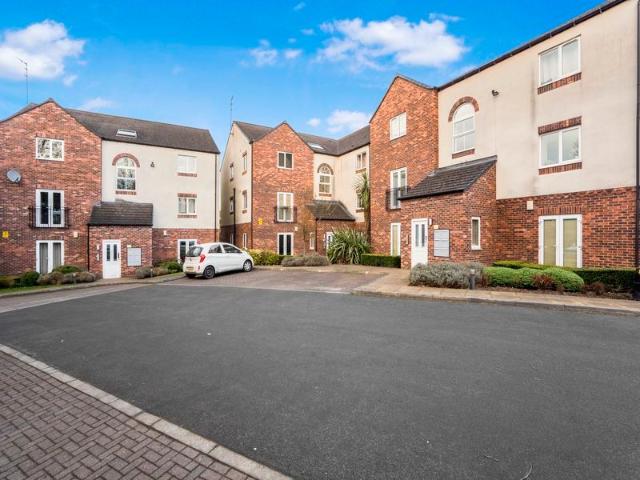 Potternewton Mount, Leeds LS7, 2 bed flat to rent, £1,100 pcm | PrimeLocation