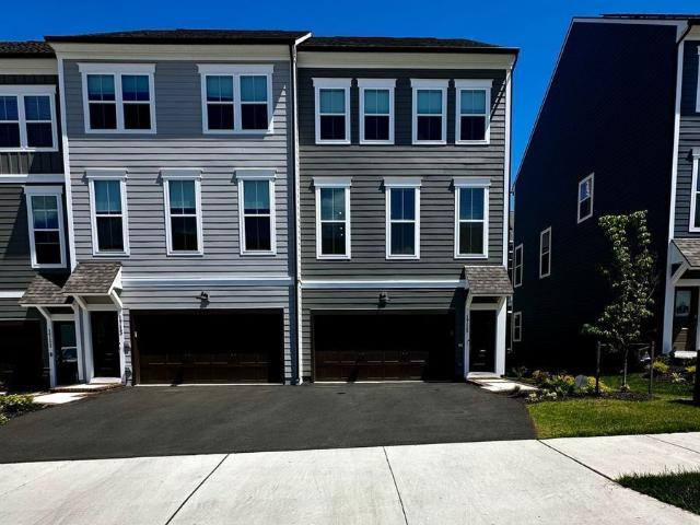 Potomac Shores 3 Bed Townhome w/ 2 car Garage near I 95!