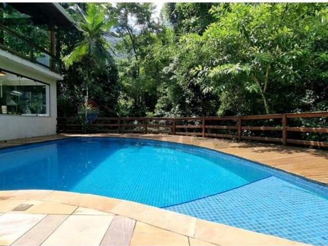 Poucas casas oferecem esse nível de exclusividade na melhor localização em Juquehy