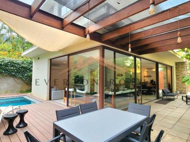 Poucos passo do mar Condomínio exclusivo no Sahy Casa com 5 suítes e piscina