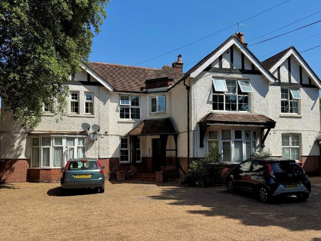 Poulters Lane, Worthing BN14, 2 bed flat to rent, £1,400 pcm | PrimeLocation