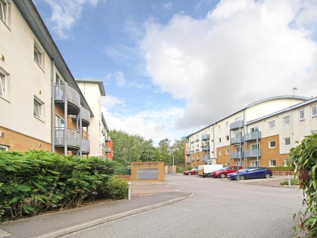 Pound Hill, Crawley 2 bed ground floor flat to rent £1,550 pcm £358 pw