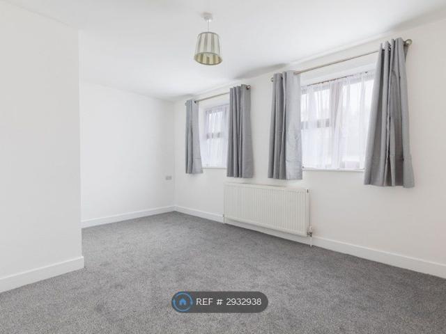 Pound Hill, Crawley RH10, 1 bed flat to rent, £1,250 pcm | PrimeLocation