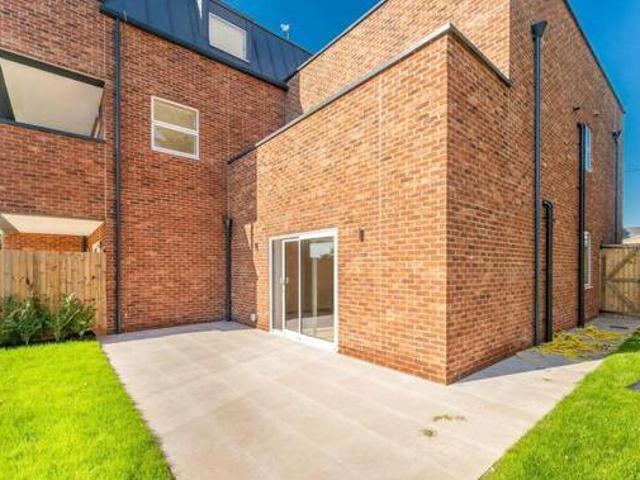 Pound Lane, Willesden Green, 3 Bedroom Flat