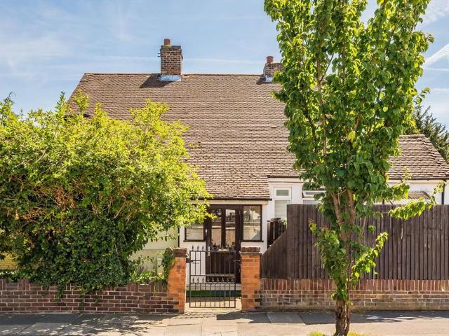 Powder Mill Lane, Twickenham TW2 3 bed semi detached house to rent £2,850 pcm £658 pw