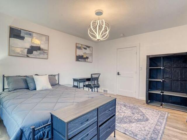 Powellhurst Gilbert Home, less than a minute walk to transit stop, close to parks and stores