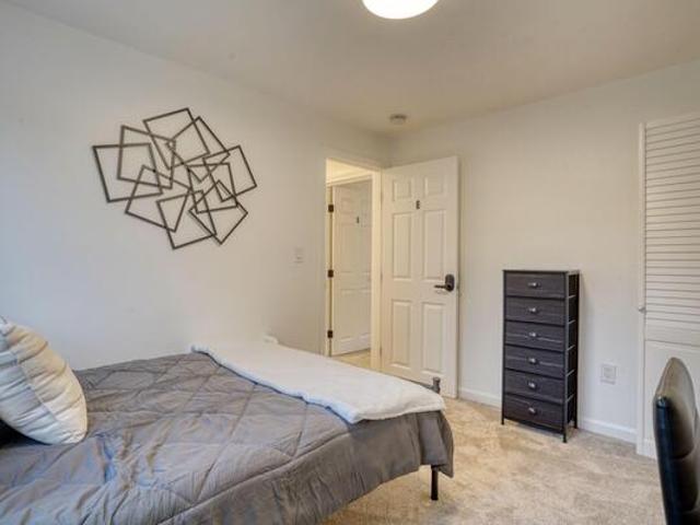 Powellhurst Gilbert Home, less than a minute walk to transit stop, close to parks and stores