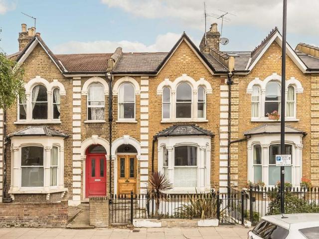 Powerscroft Road, London E5 2 bed flat to rent £2,650 pcm £612 pw