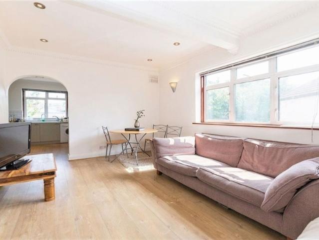Powis Gardens, London NW11, 3 bed flat to rent, £2,950 pcm | PrimeLocation
