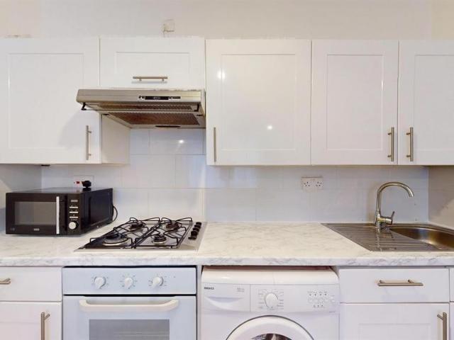 Powis Square, London 1 bed apartment to rent £1,700 pcm £392 pw