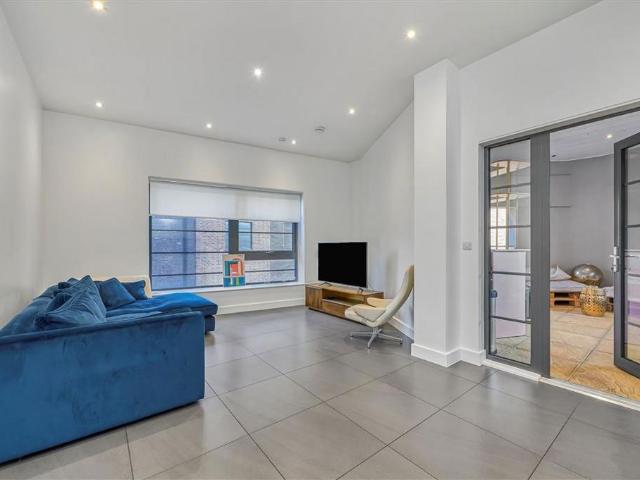 Powis Street, London SE18 2 bed flat to rent £2,200 pcm £508 pw