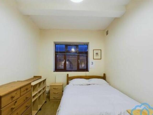 Poynders Gardens, London, 3 Bedroom Flat